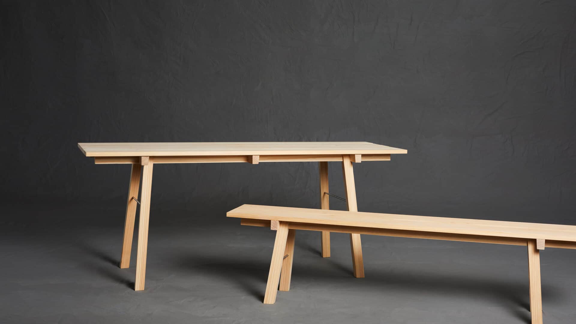 Setzt Euch. - Tisch aus Lärche-Vollholz, Edelstahl von Christian Ruprecht