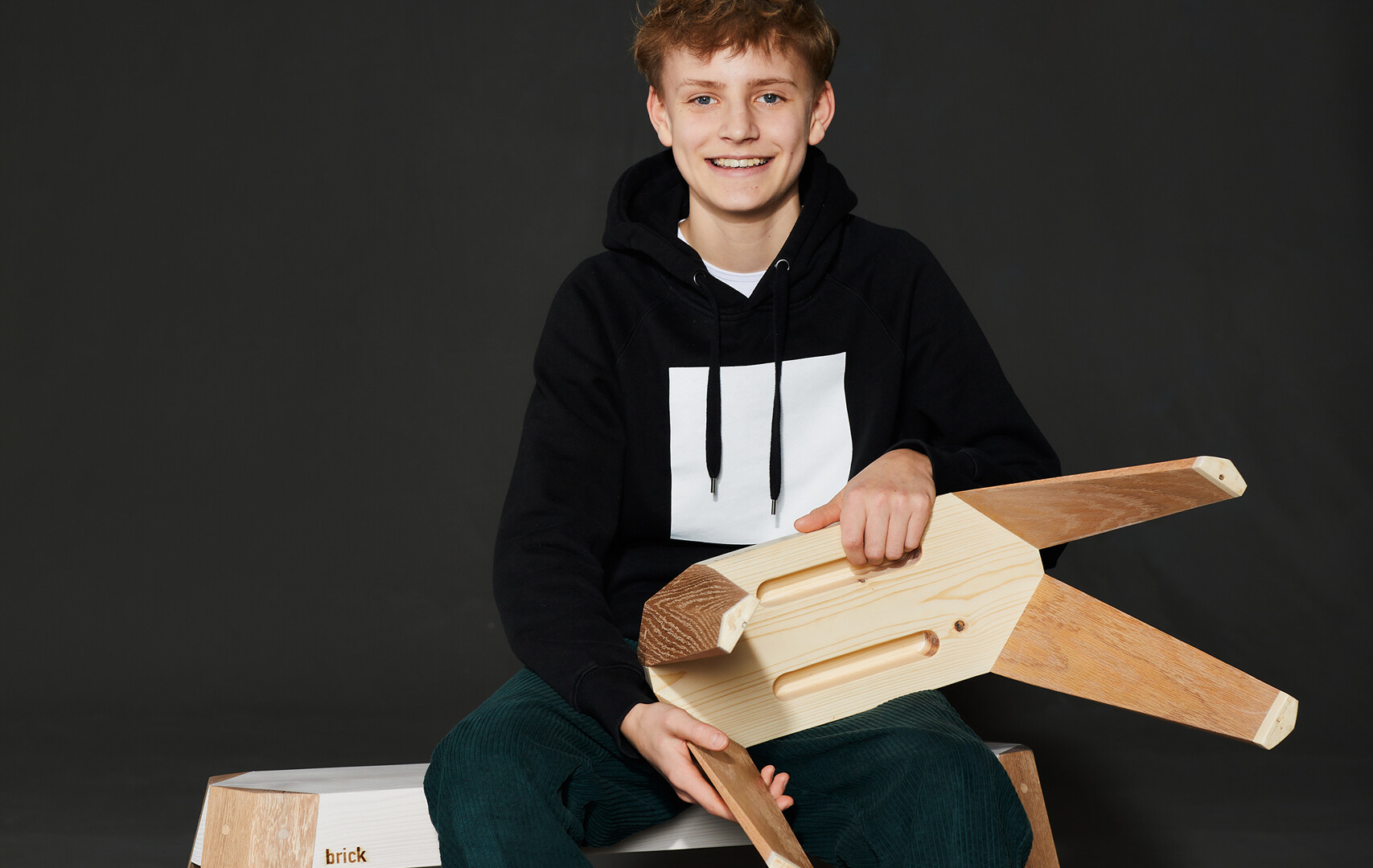 brick - Stapelhocker aus Fichte-/Eiche-Vollholz von Hannes Gerdt