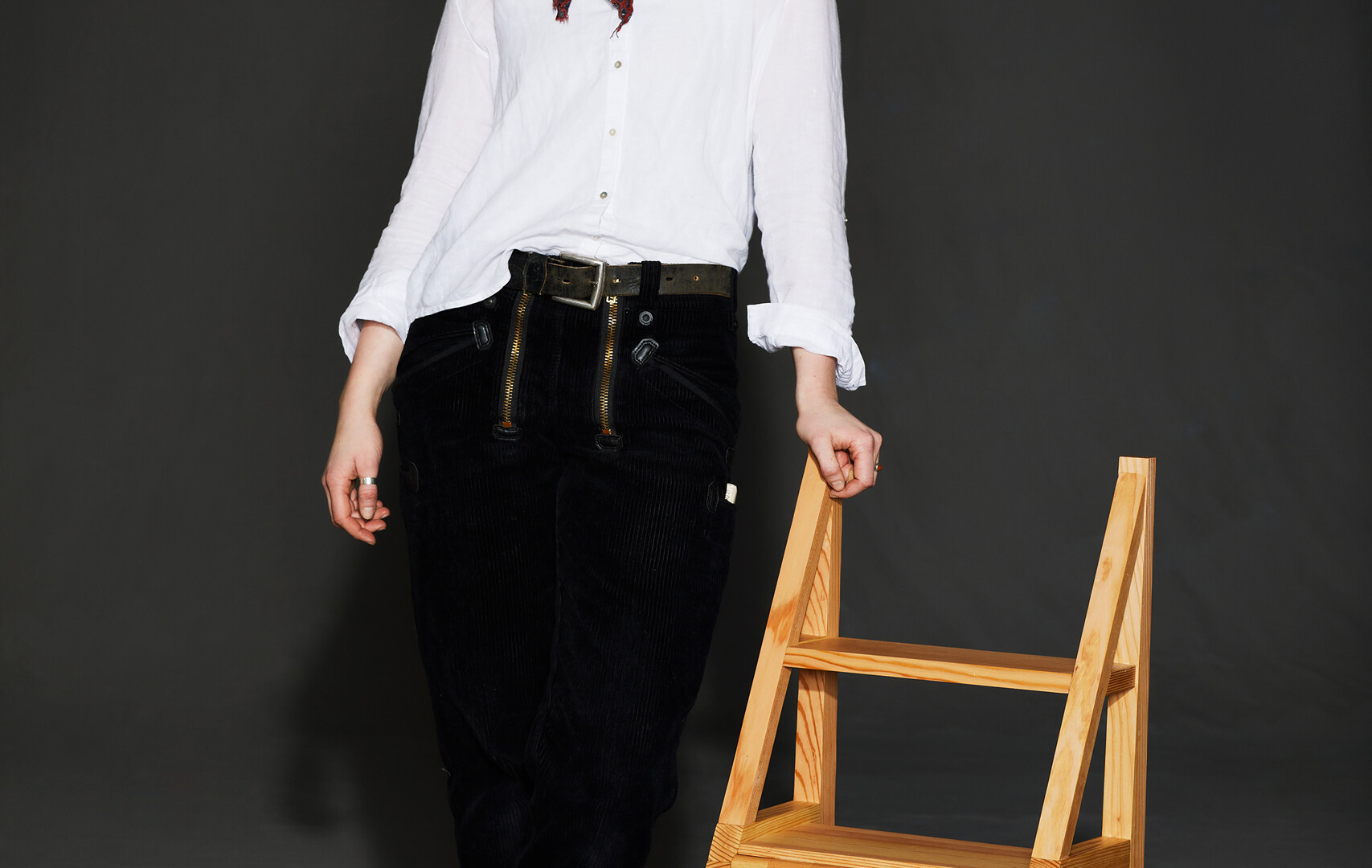 Der Statist - Leiterstuhl aus Pitchpine-Vollholz von Paula Uhlhorn